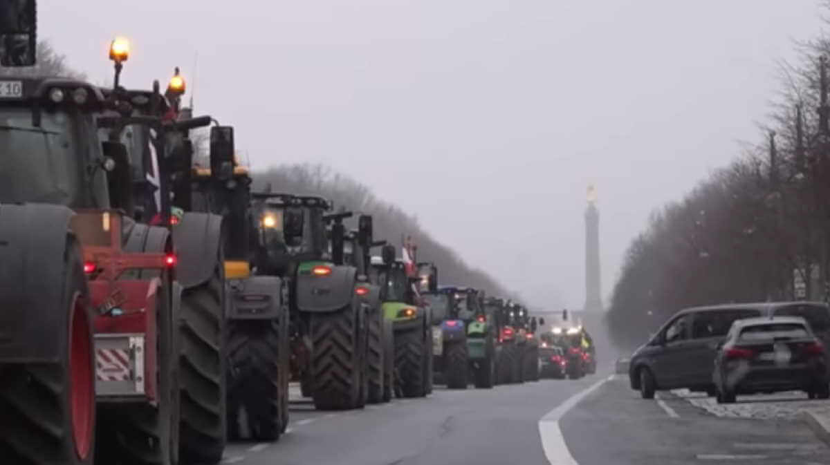 Tractors in central Berlin - Farmers protest the adoption of new ...